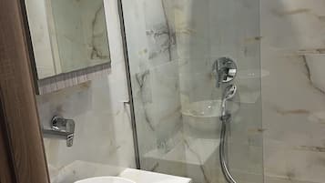 Secador de cabelo, toalhas de banho, sabonete, shampoo