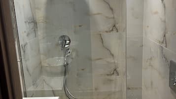 Secador de cabelo, toalhas de banho, sabonete, shampoo