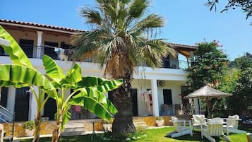 Quarto Triplo Clássico, varanda, vista para o mar | Refeições ao ar livre