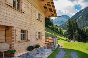 Chalé, 3 quartos, vista para a montanha | Terrenos do alojamento