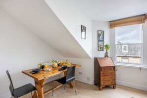 Apartamento urbano, 1 cama de casal e sofá-cama, para não fumantes, vista para a cidade | Opções para refeição
