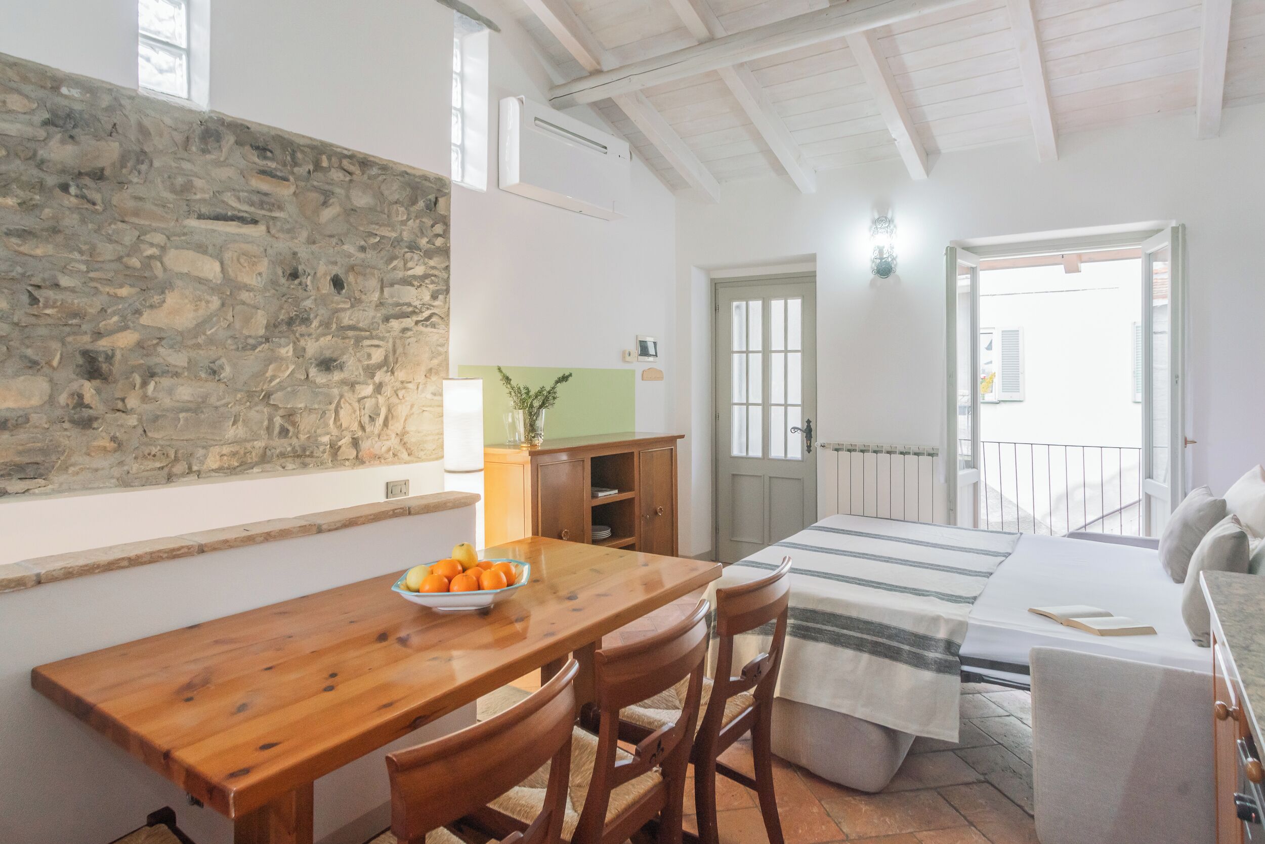 Apartamento (1 Bedroom) | Sala de estar | Televisor de 32 polegadas com canais digitais 