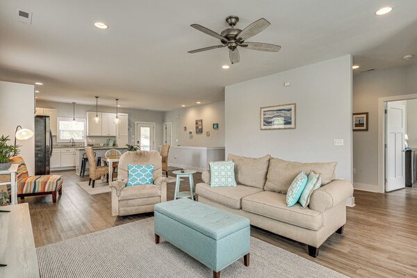 Deck & Games! Pet-friendly Oak Island Home - Oak Island, NC