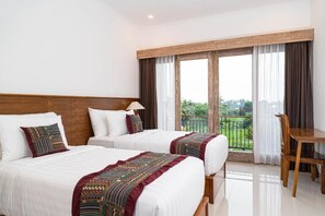 Quarto duplo luxo, sacada, vista para o jardim