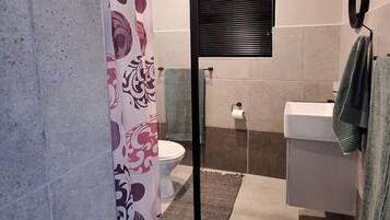 Apartamento, 2 quartos, pátio | Casa de banho