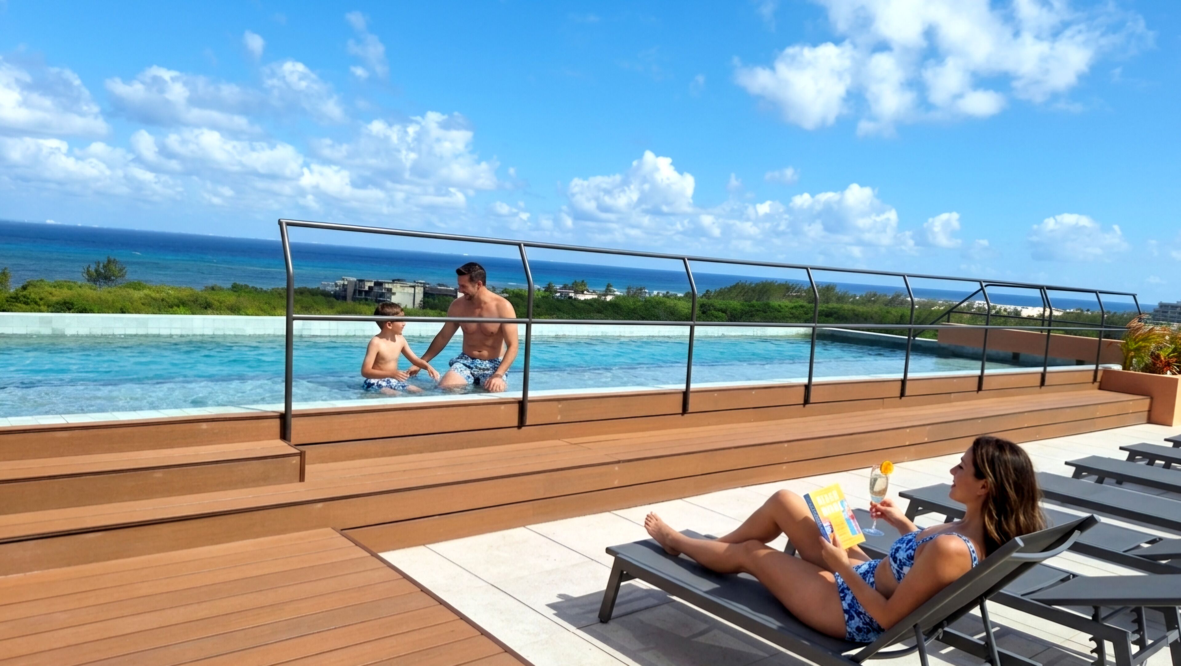 Piscina externa, funciona das 8h às 22h, espreguiçadeiras