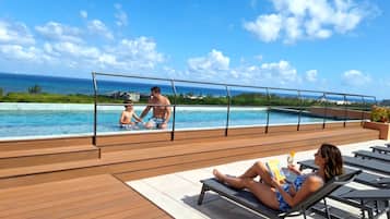 Piscina externa, funciona das 8h às 22h, espreguiçadeiras