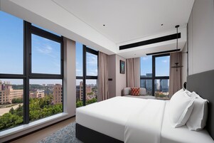 Suite, 1 quarto | Edredões de penas, secretária