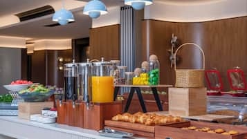 Café da manhã com buffet grátis todos os dias