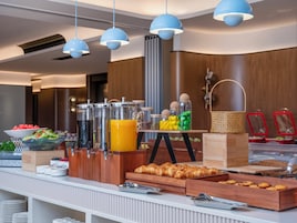 Café da manhã com buffet grátis todos os dias
