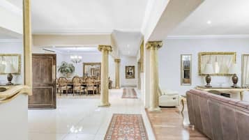 Casa, 4 quartos, pátio | Interior
