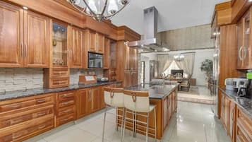 Casa, 4 quartos, pátio | Cozinha privada