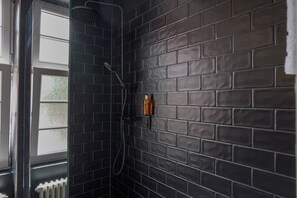 Quarto Duplo | Casa de banho | Um polibã, artigos de higiene pessoal grátis, um secador de cabelo 