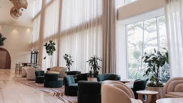 Área de estar no saguão