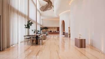 Área de estar no saguão