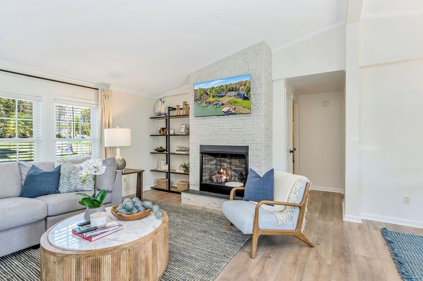 Lakefront Retreat W/ Boat Dock, Hot Tub & Large Game Room! Sleeps 10 - Denver, NC