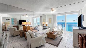 Condo, várias camas, sacada, vista para o oceano (BeachCrest 1202) | Área de estar