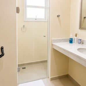 Quarto superior | Banheiro | Chuveiro, sabonete, papel higiênico 