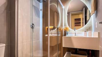 Apartamento | Banheiro | Chuveiro, secador de cabelo, toalhas de banho, sabonete