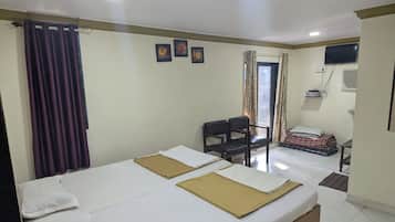 Quarto casal, vista para a piscina