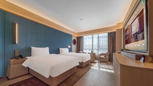 Quarto casal superior, vista para a cidade | Frigobar (abastecido com itens grátis), escrivaninha