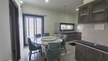 Apartamento de Luxo, varanda, vista para o rio | Restaurantes