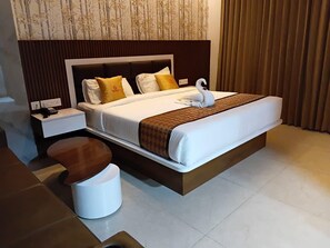 Quarto Duplo Deluxe, vista para a baía | Secretária, secretária adequada para computadores portáteis 