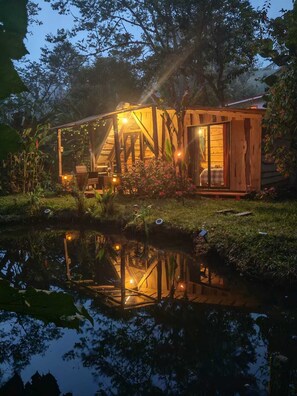 Bangalô standard, 1 cama de casal, vista para o lago | Wi-Fi de cortesia, individualmente decorados, individualmente mobiliados