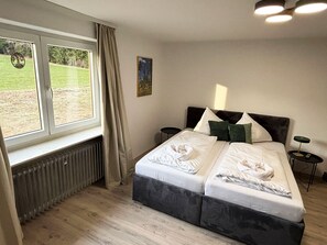 Apartamento Deluxe, vista para o resort | Cofre no quarto, cortinas/cortinados opacos, ferro/tábua de engomar 