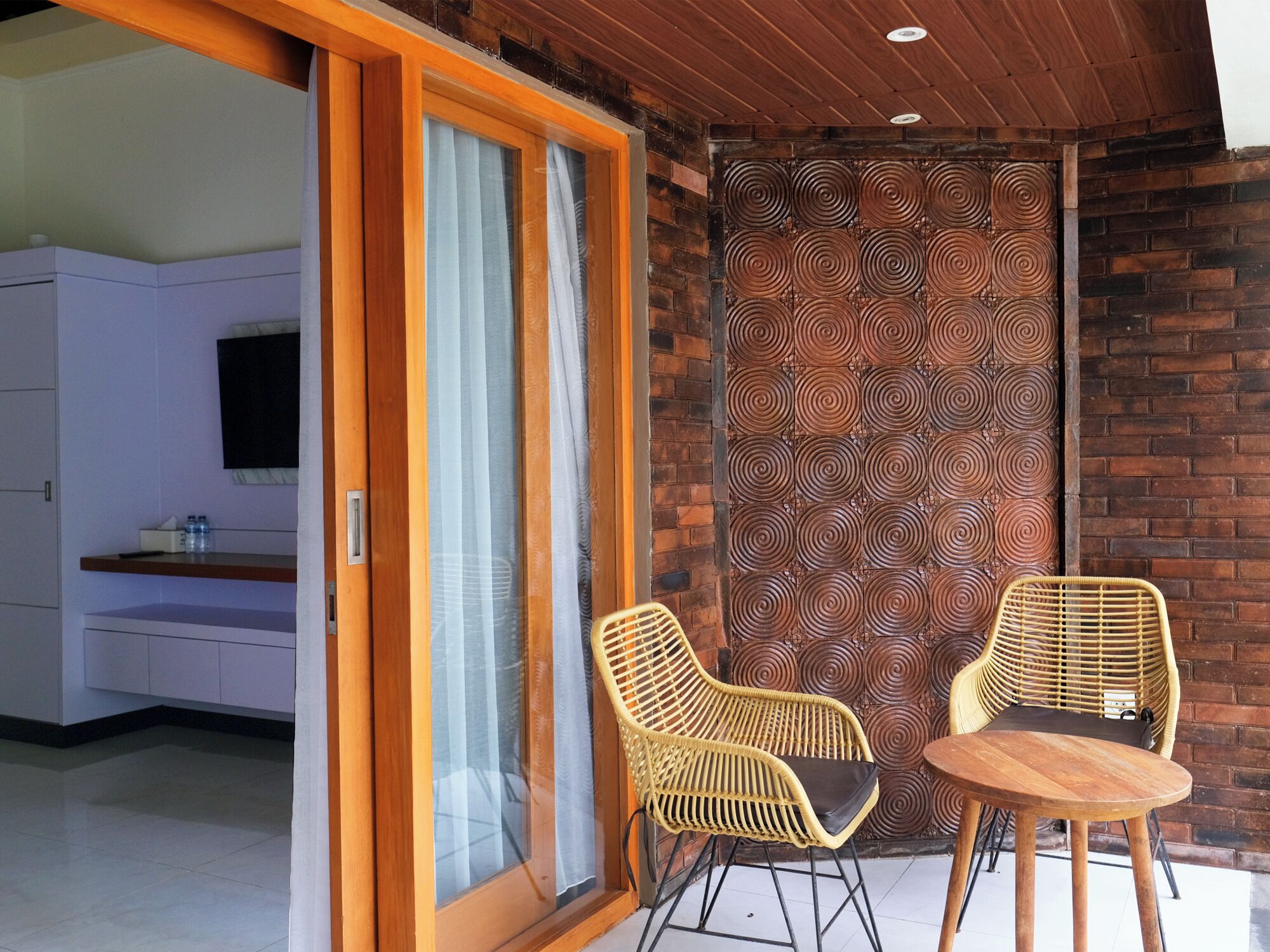 Quarto casal luxo, sacada, vista para o jardim | Opções para refeição ao ar livre