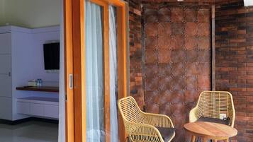 Quarto casal luxo, sacada, vista para o jardim | Opções para refeição ao ar livre