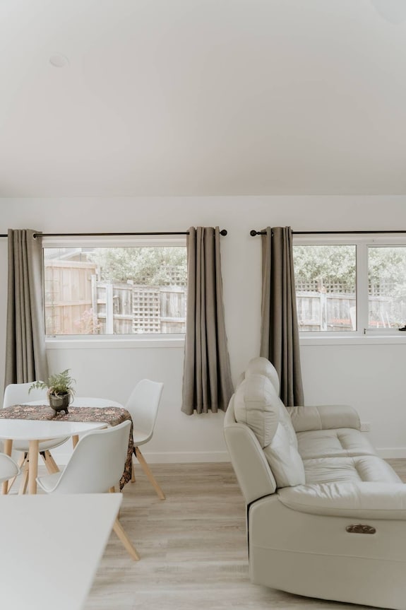 Private Guesthouse Retreat Close To Everything, Peaceful Stay - Tasmania