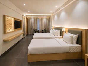 Quarto Triplo Familiar, Vista para a cidade | Secretária, Wi-fi grátis 