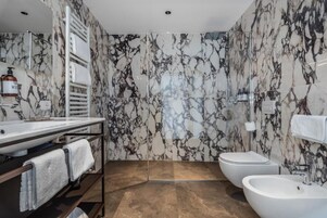 Quarto Duplo ou Twin Superior, varanda | Casa de banho | Um polibã, um secador de cabelo, chinelos, toalhas fornecidas 