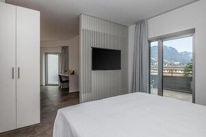 Suite, varanda, vista para a piscina | Cofre no quarto, secretária, cortinas/cortinados opacos 