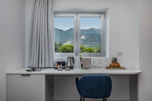 Quarto Duplo ou Twin Superior, varanda, vista para a piscina | Cofre no quarto, secretária, cortinas/cortinados opacos 