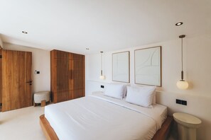 Villa Romântica, vista para a piscina | Cofre no quarto, cortinas/cortinados opacos, Wi-fi grátis 