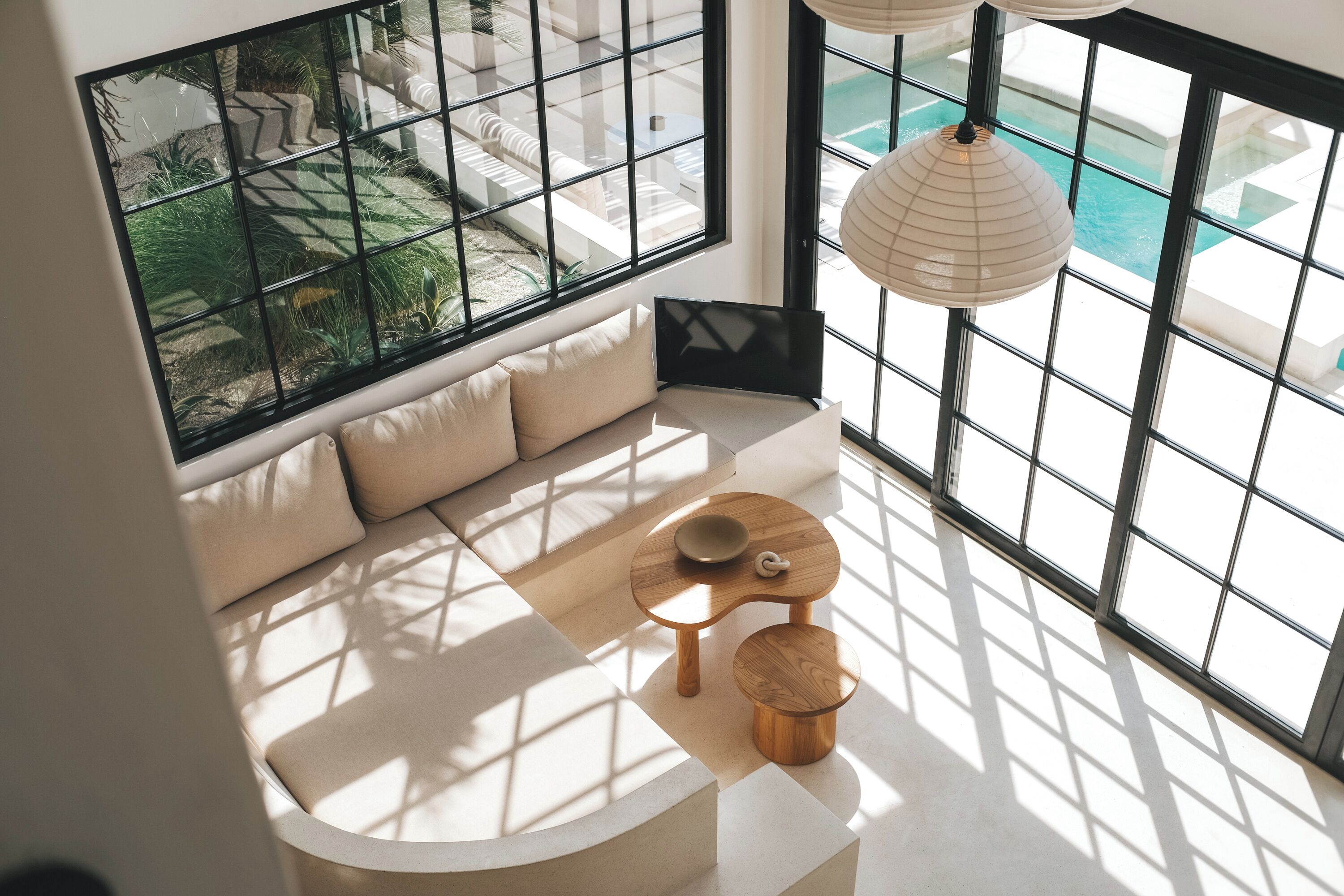 Villa Romântica, vista para a piscina | Sala de estar | Televisor de 32 polegadas com canais digitais 