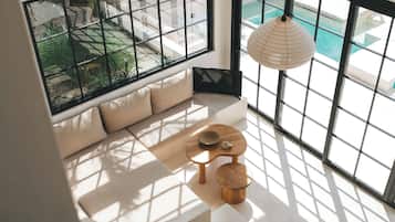 Villa Romântica, vista para a piscina | Sala de estar | Televisor de 32 polegadas com canais digitais