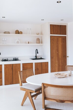 Villa Romântica, vista para a piscina | Cozinha privada | Mesas de jantar 