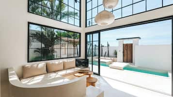 Villa Romântica, vista para a piscina | Sala de estar | Televisor de 32 polegadas com canais digitais