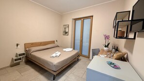 Quarto casal luxo, sacada, vista para o pátio | Espaço de trabalho para notebook, Wi-Fi de cortesia