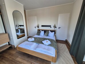 Quarto casal luxo, sacada, vista para o lago | Wi-Fi de cortesia