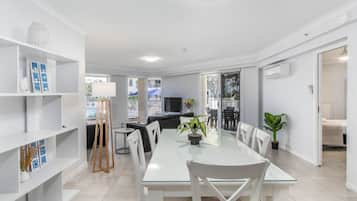 Apartamento, varanda, vista para a piscina | Interior