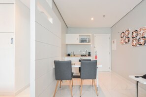 Apartamento Elite | Cozinha privada | Minifrigorífico, um micro-ondas, uma placa de cozinha 