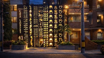 Fachada do alojamento (tarde/noite)