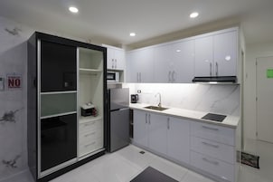 Geladeira, micro-ondas, cooktop, cafeteira/chaleira