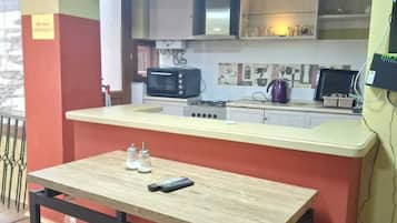 Quarto Triplo Deluxe, lanai (alpendre havaiano), vista para o pátio | Cozinha partilhada