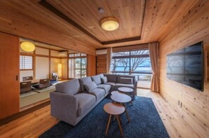 Casa, varanda, vista para o mar | Sala de estar | Televisor 