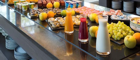 Um buffet com diversas opções de comida e bebida.